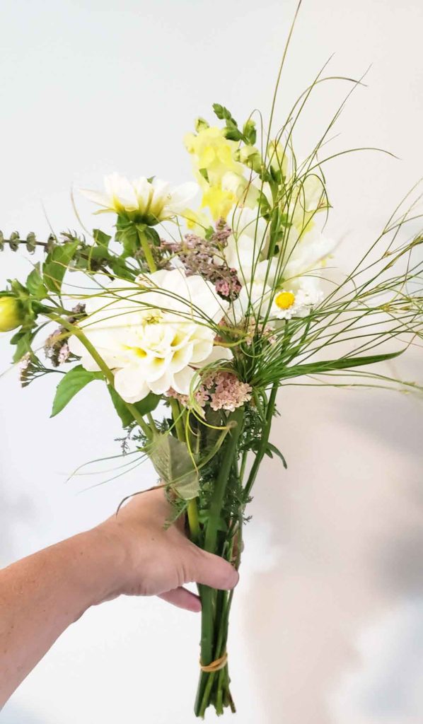 Making flower bouquets - midwestcutflowers